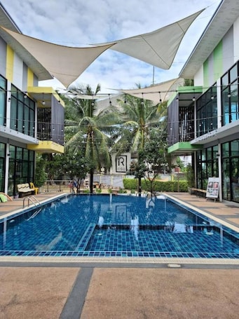 Piscina exterior . HOMIE NON