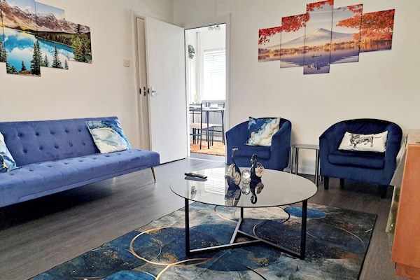 2 Bedroom House In Leeds - Sleeps 5, Wifi, Parking - 