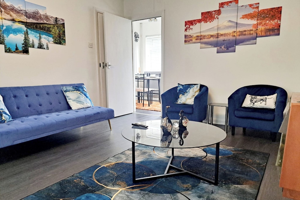 2 Bedroom House In Leeds - Sleeps 5, Wifi, Parking - Leeds
