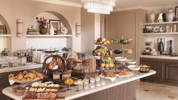 Pequeno-almoço completo diário (30 EUR por pessoa)