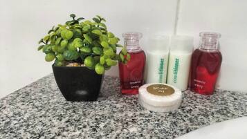 Chuveiro, produtos de toalete grátis, secador de cabelo