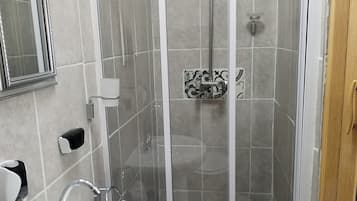 Quarto, 2 quartos, acessível, para fumantes | Banheiro