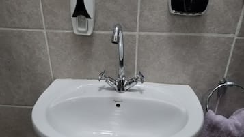 Quarto, 2 quartos, acessível, fumadores | Casa de banho