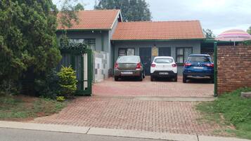 Quarto, 2 quartos, acessível, fumadores | Estacionamento | Estacionamento grátis