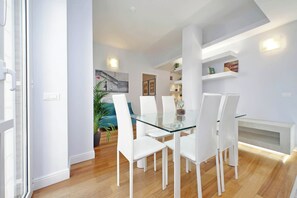 Apartamento | Cozinha privada | Máquina de café expresso, chaleira elétrica, torradeira, freezer