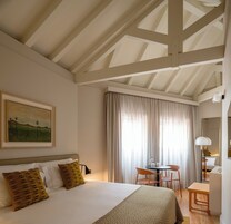 Quarto Duplo, Vista para a cidade | Minibar, cofre com capacidade para portátil 