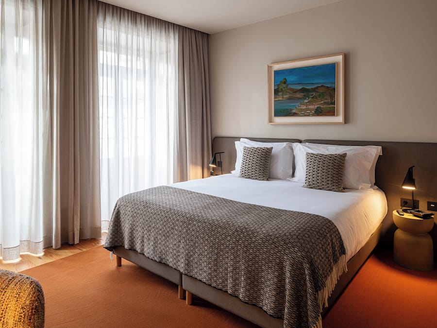 Roupa hipoalergénica, minibar, cofre com capacidade para portátil