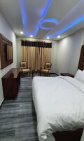 Quarto casal luxo, vista para a montanha | Ferros/tábuas de passar roupa, Wi-Fi de cortesia