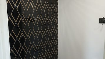 Quarto Individual Clássico | Casa de banho | Um secador de cabelo (mediante pedido), toalhas fornecidas, sabão