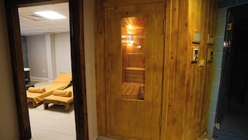 Uma sala de sauna com paredes e bancos de madeira.