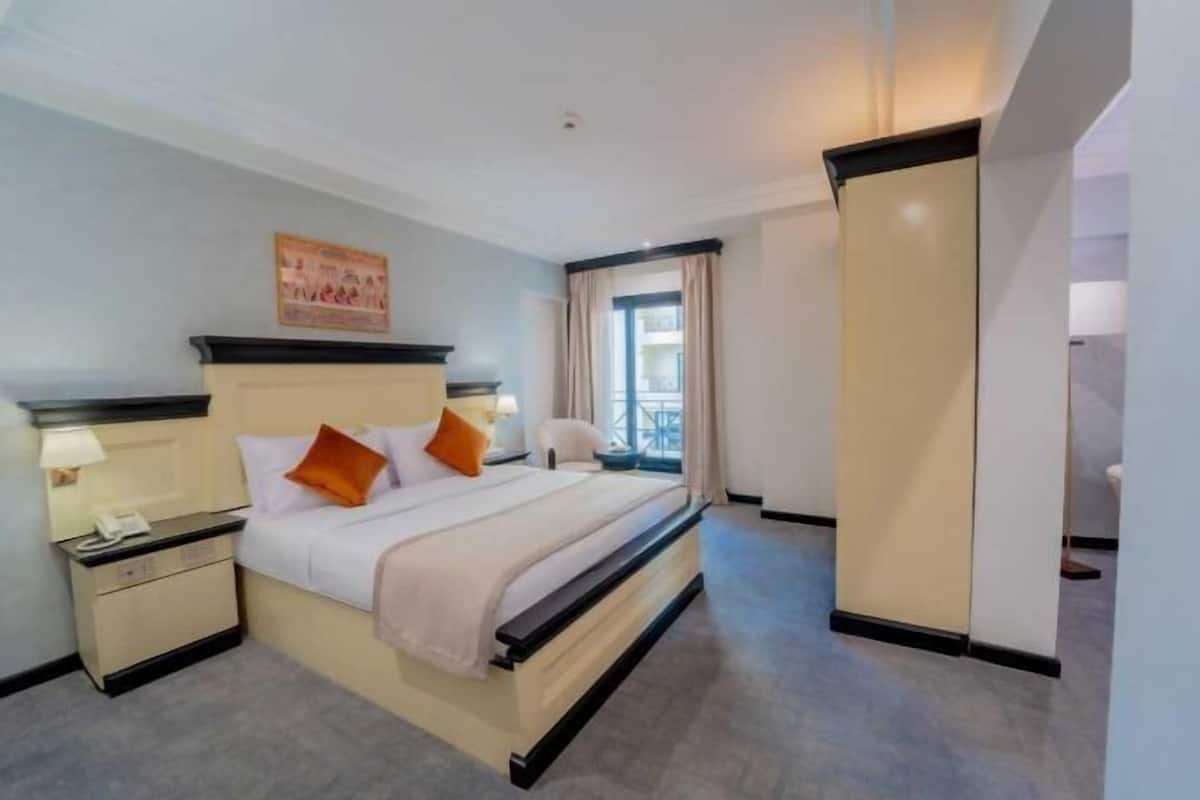 Cofres nos quartos, cortinas blackout, Wi-Fi de cortesia, roupa de cama