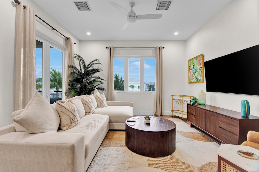 A Vibrant, Colorful, Tropical Retreat Condo, 2 Min Drive To The Beach, Pool - Nassau