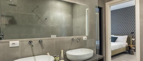 Quarto Duplo de Luxo, varanda, Vista para a cidade | Minibar grátis, secretária