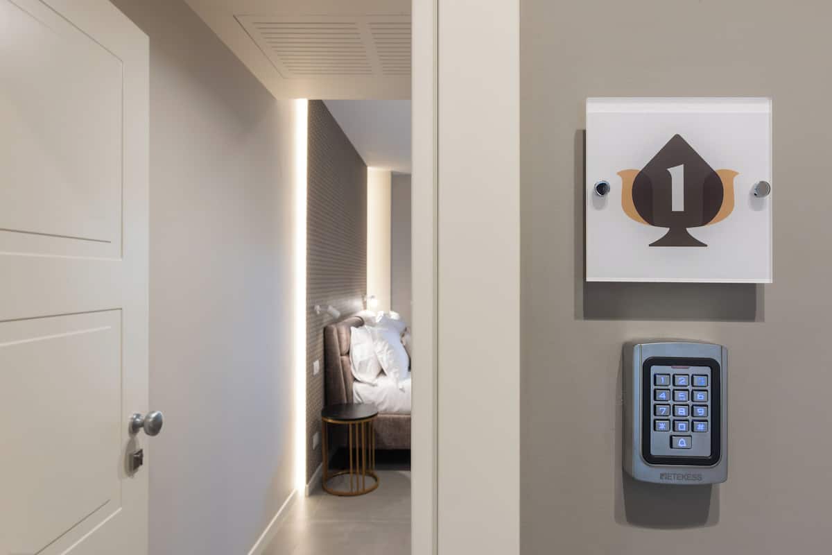 Quarto Triplo Deluxe, varanda | Minibar grátis, secretária