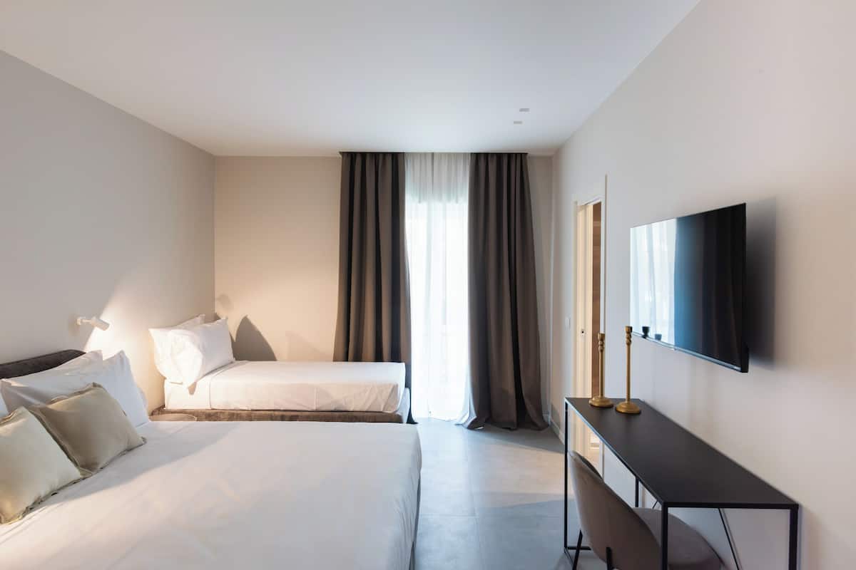 Quarto Triplo Deluxe, varanda, Vista para a cidade | Minibar grátis, secretária