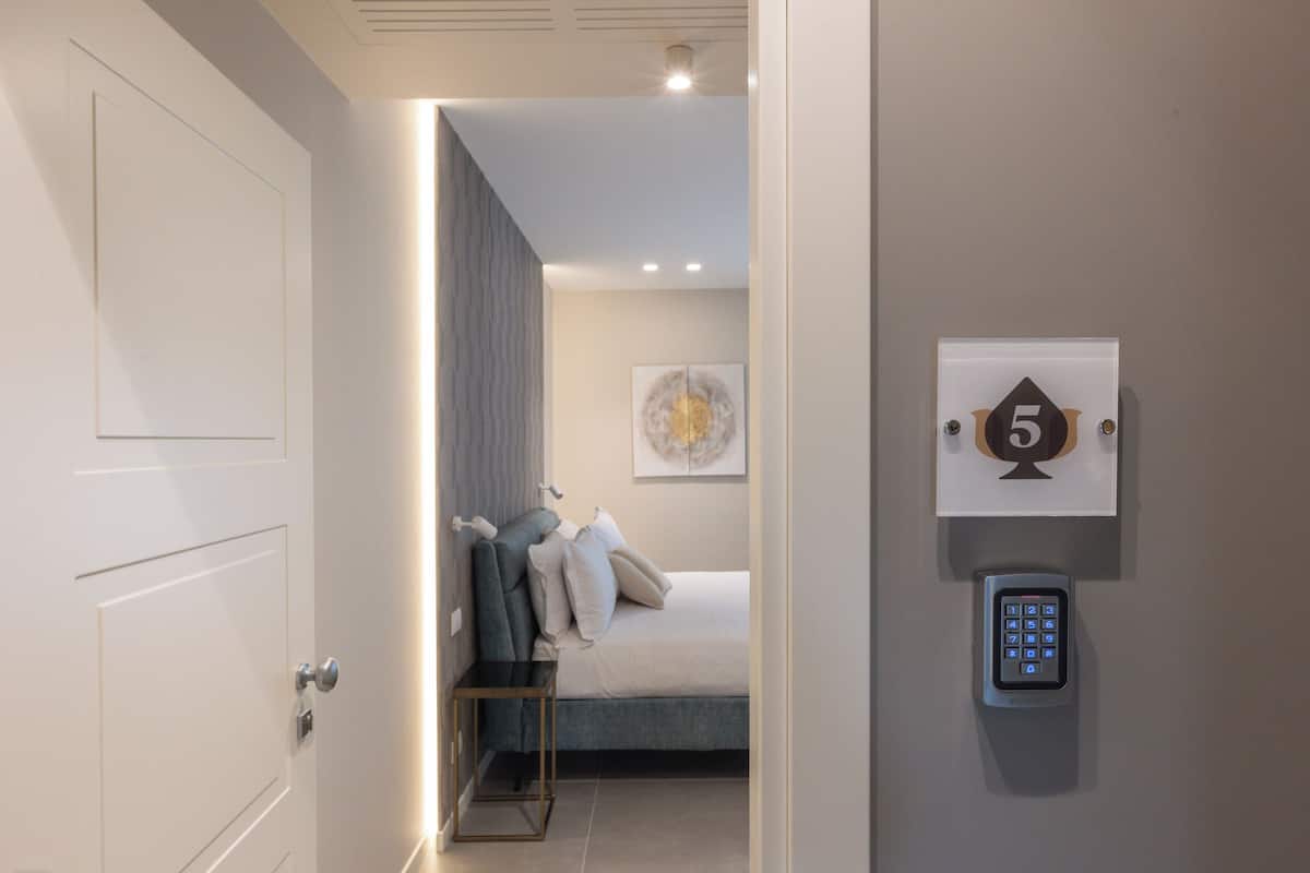 Quarto Duplo Deluxe, varanda, Vista para a cidade | Minibar grátis, secretária
