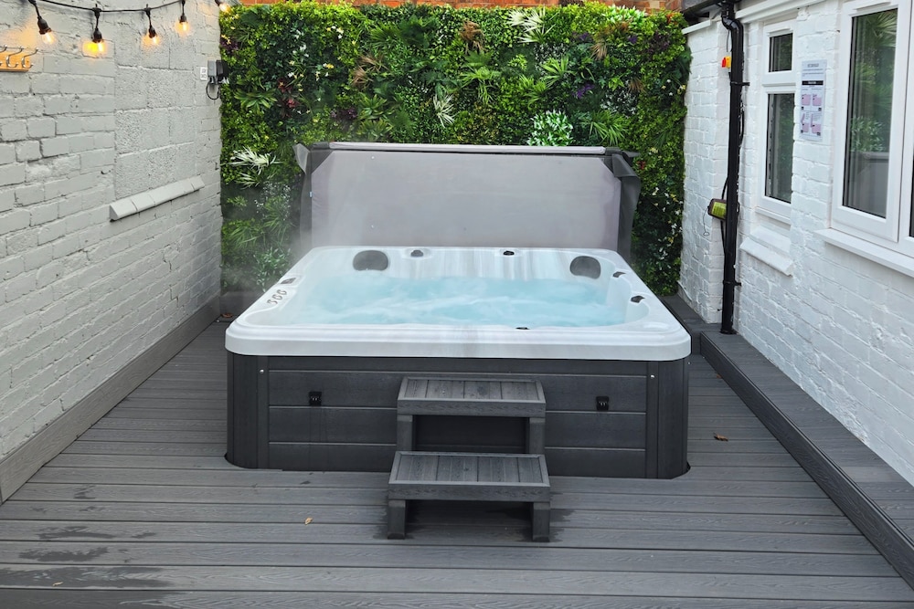 Derby City Centre Apartment With Roof Top Hot Tub - Derby
