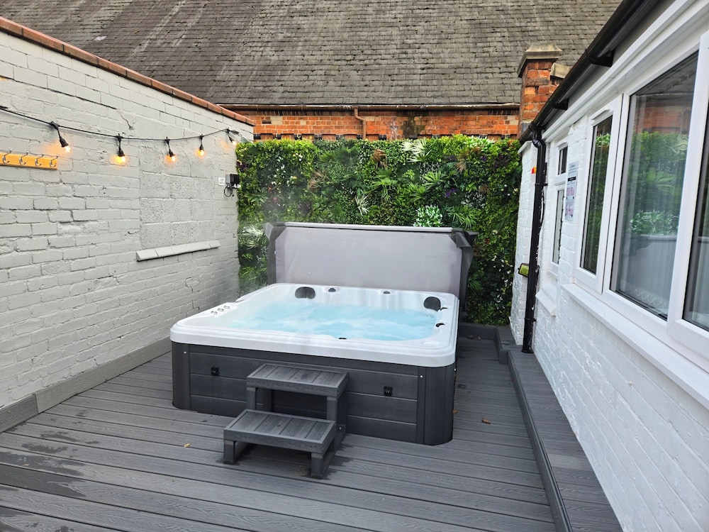 Derby City Centre Apartment With Roof Top Hot Tub - Derby