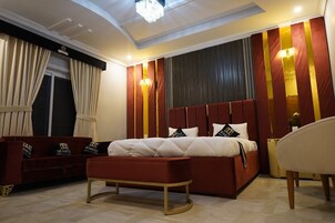 Quarto casal luxo, vista para a montanha | Quartos à prova de som, ferros/tábuas de passar roupa, Wi-Fi de cortesia