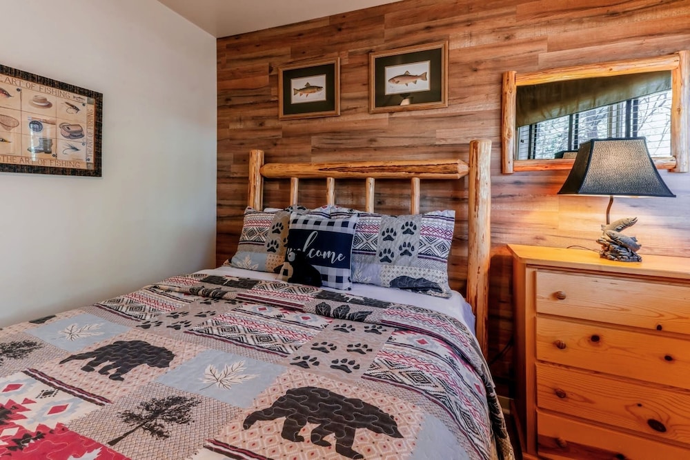 The Bear Cabin: 5min walk to village & 12 SHARC passes - Sunriver | Vrbo