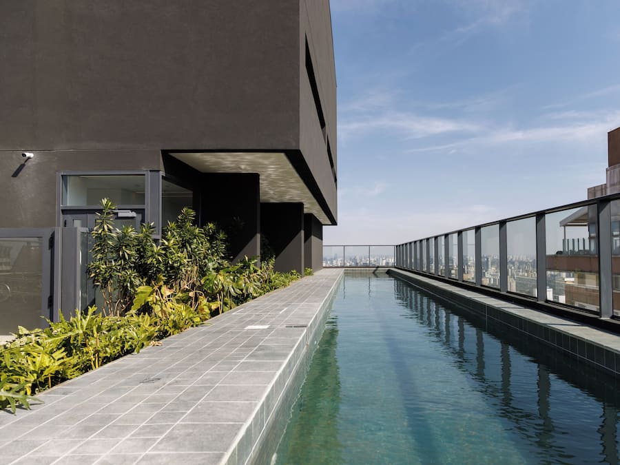 Piscina externa, guarda-sóis, espreguiçadeiras