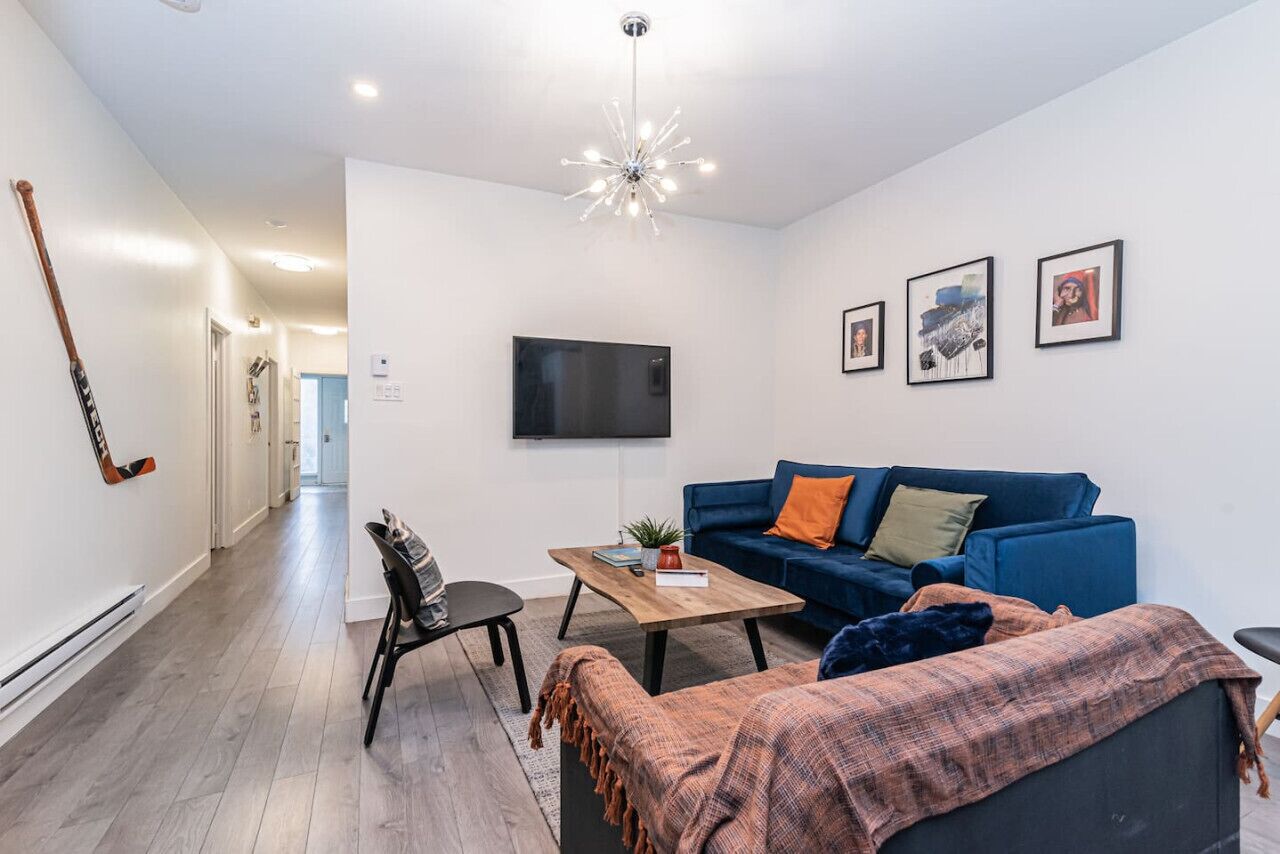 Elegant & Modern 4-bedroom Retreat In Mercier-hochelaga | Comfort & Convenience - Montreal