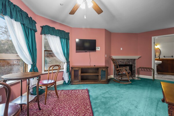 Luxary Castle & Spa Near Skiing Resort - Wrightwood, CA