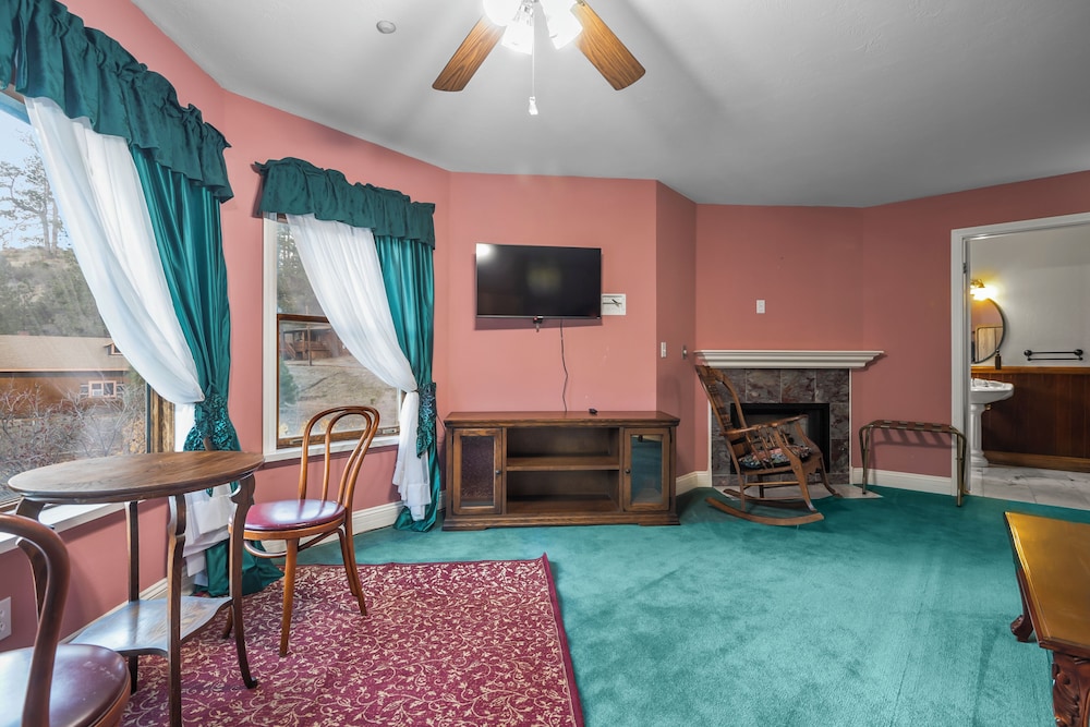 Luxary Castle & Spa Near Skiing Resort - Wrightwood, CA