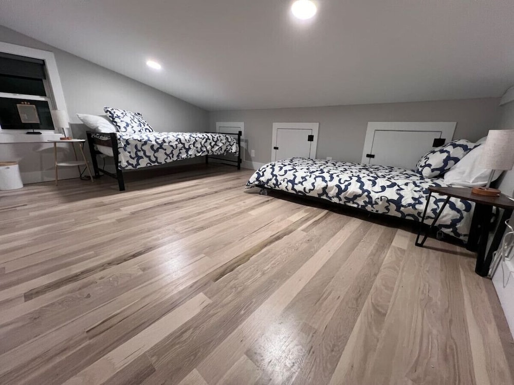 Woodside Retreat A&B:Modern Home - Allen County | Vrbo