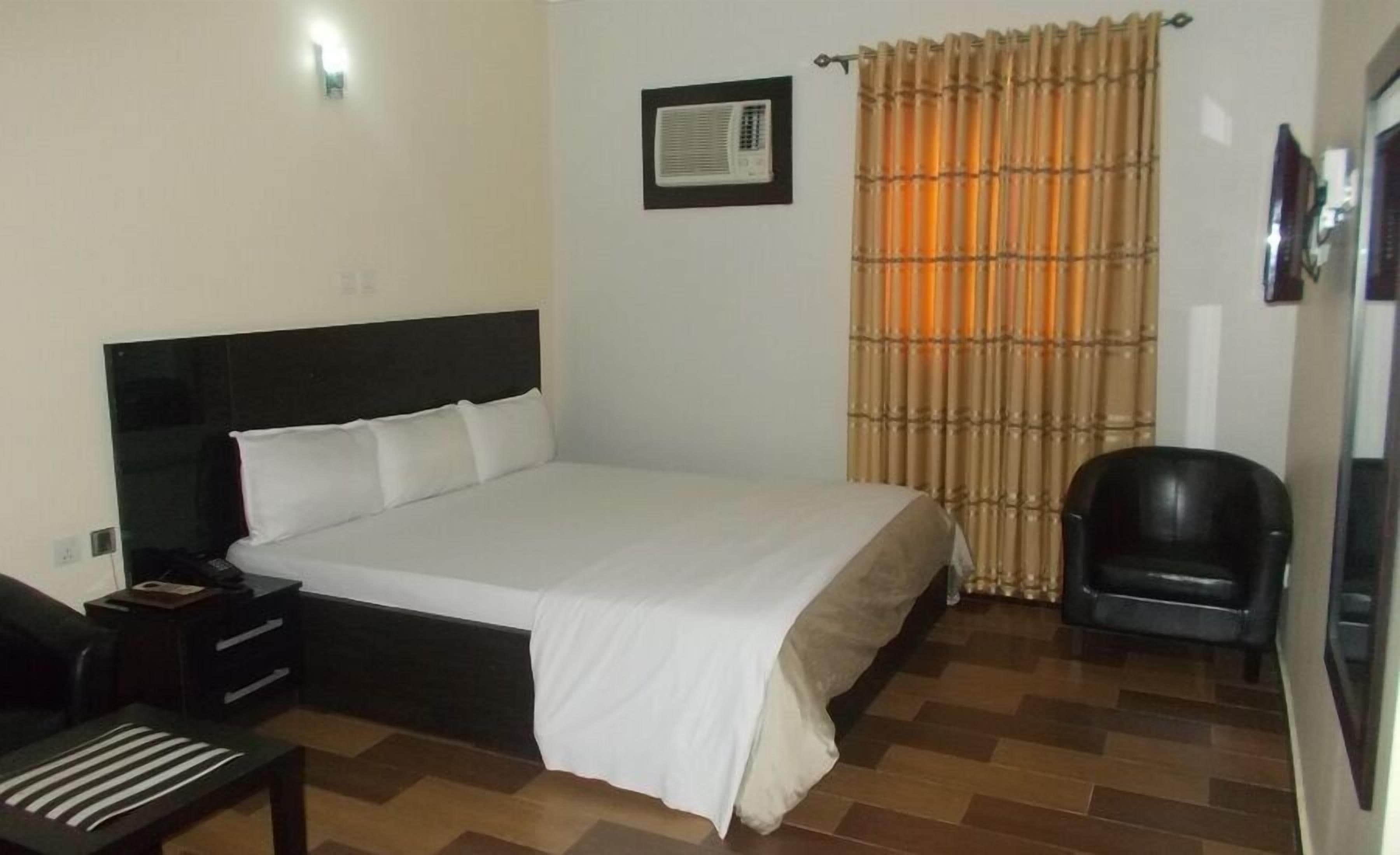 Secretária, secretária adequada para computadores portáteis 