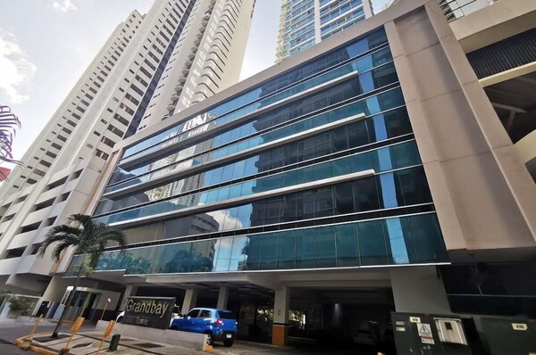 Yc 2301-c L Apartamento 2br En Av Balboa - Panama City