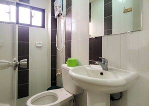 Suíte executiva | Banheiro | Chuveiro, chuveiro com efeito de chuva, produtos de toalete grátis 