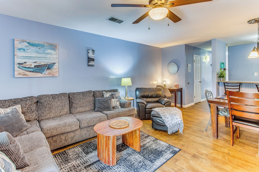 Walk To Ocean: Myrtle Beach Townhome W/ Patio -