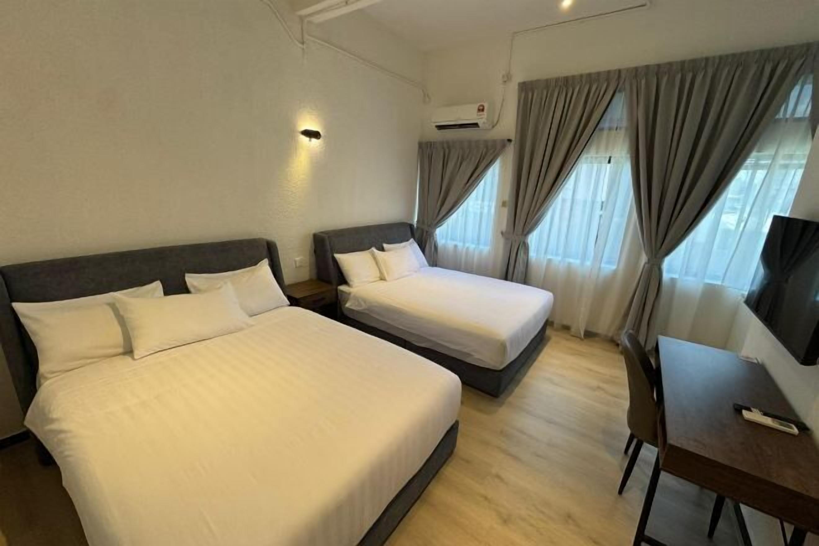 Camas com colchões de espuma com sistema de memória, escrivaninha