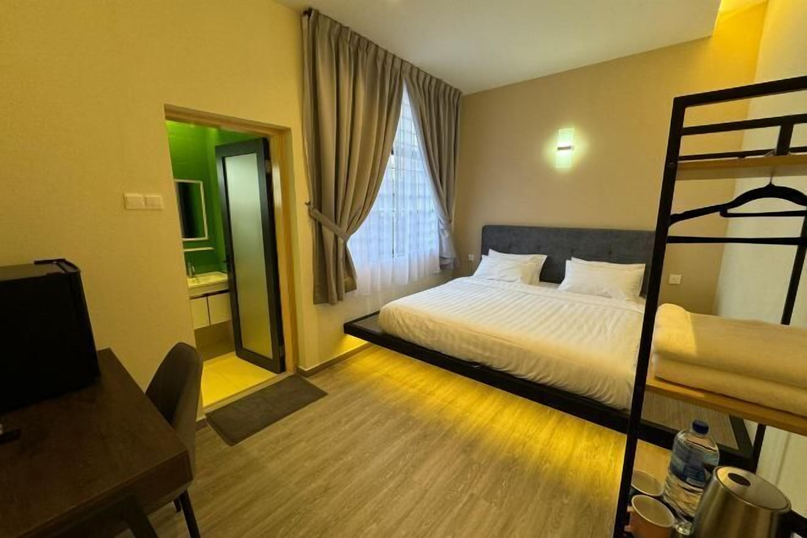 Camas com colchões de espuma com sistema de memória, escrivaninha