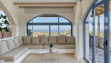 Villa, 4 quartos, piscina privativa, vista para o mar | Sala de estar | Smart TV de 50 de polegadas com canais digitais, lareira, Netflix