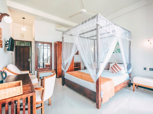 Quarto Duplo ou Twin Deluxe, vista para a praia | Secretária adequada para computadores portáteis, Wi-fi grátis