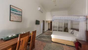 Quarto casal luxo, sacada, vista para o mar | Cofres nos quartos, individualmente decorados