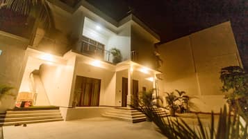 Fachada da propriedade à noite