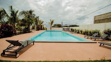 Piscina externa, guarda-sóis, espreguiçadeiras