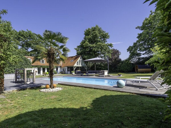 A Charming Holiday Home With A Swimming Pool - Mouscron