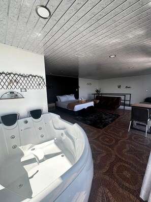 Quarto luxo, vista para o lago | Roupas de cama antialérgicas, quartos à prova de som, Wi-Fi de cortesia