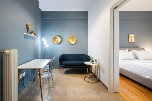 Quarto moderno com uma cama, uma escrivaninha e uma cadeira.