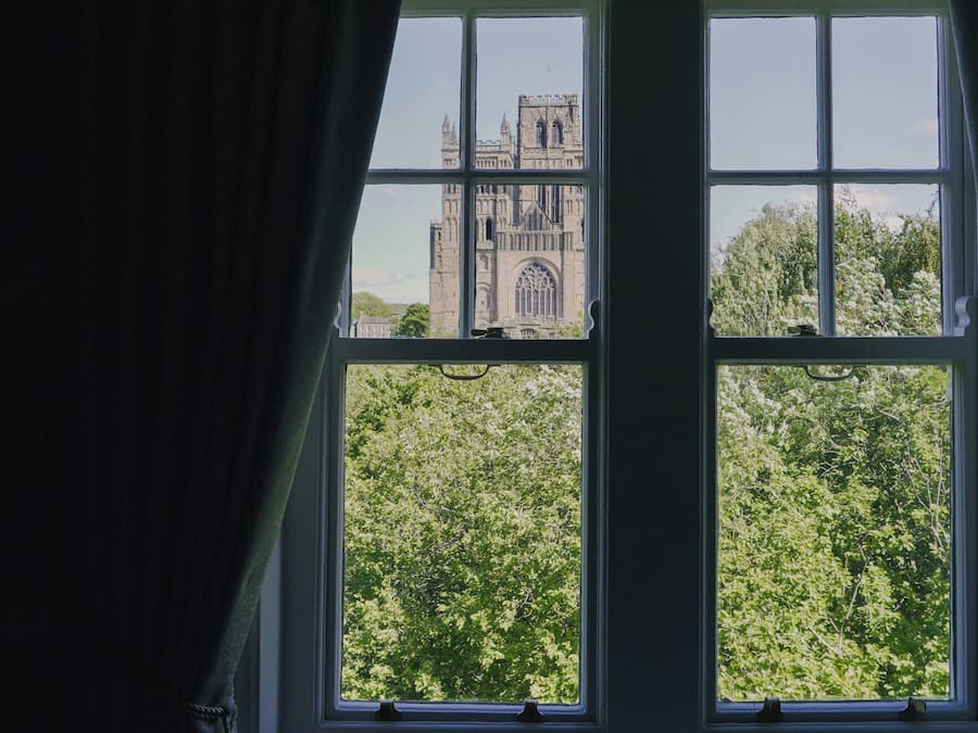 Quarto Duplo Deluxe, Vista para a cidade | Ferro/tábua de engomar, Wi-fi grátis, roupa de cama fornecida