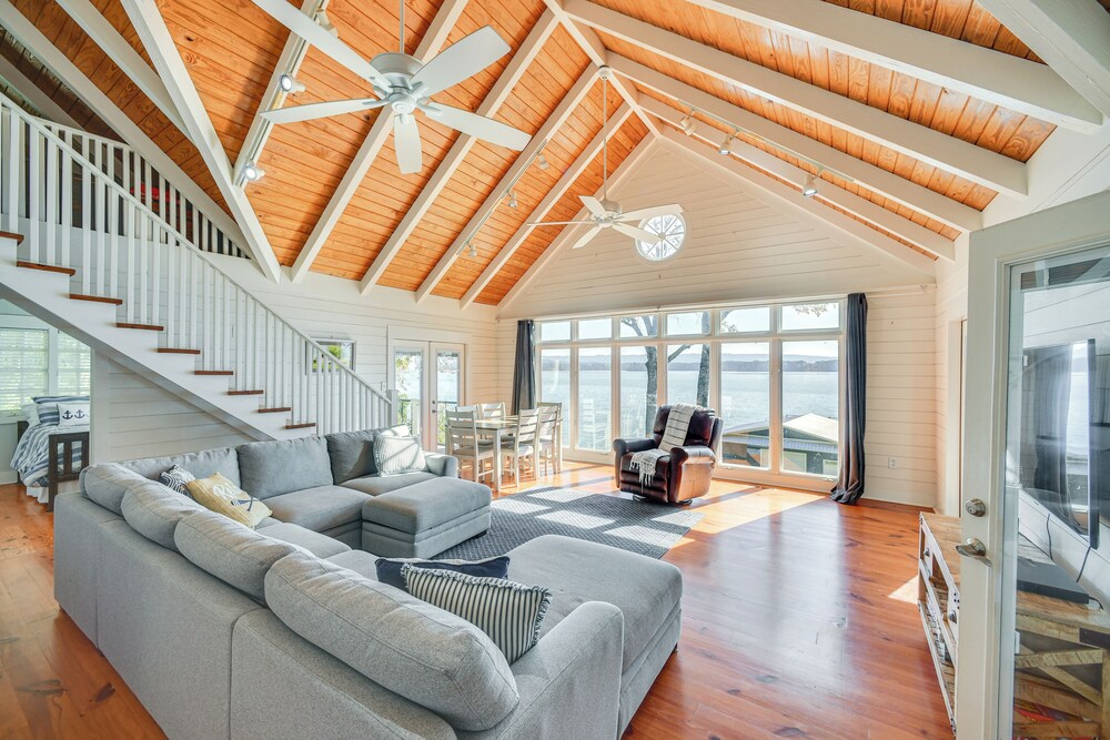 Dock + Panoramic Views: Guntersville Lake Retreat! - Hollywood, AL
