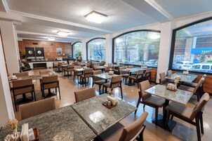 Pequeno-almoço tipo buffet diário incluído 