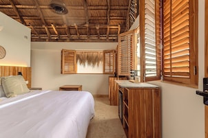 Quarto standard, vista para o mar | Frigobar, cofres nos quartos, espaço de trabalho para notebook