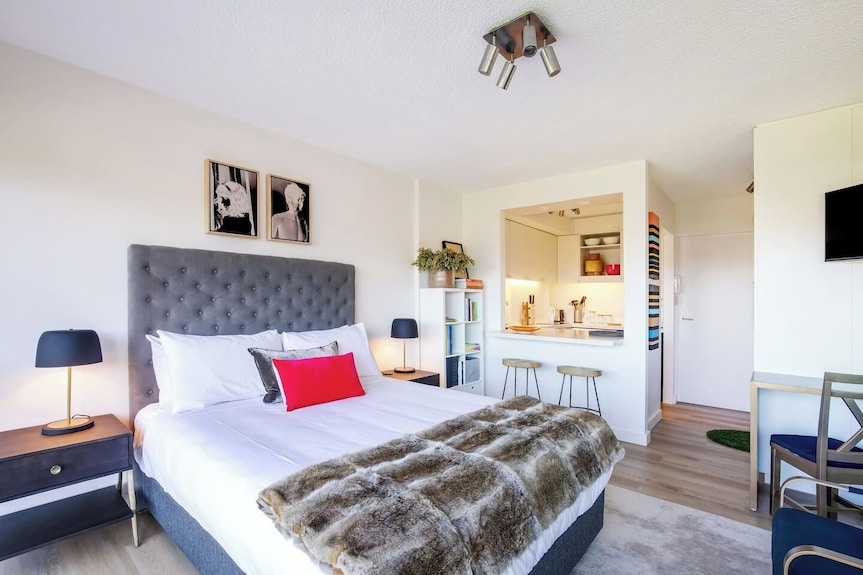 Aquarius Rising Poolside In Rushcutters Bay - Sydney