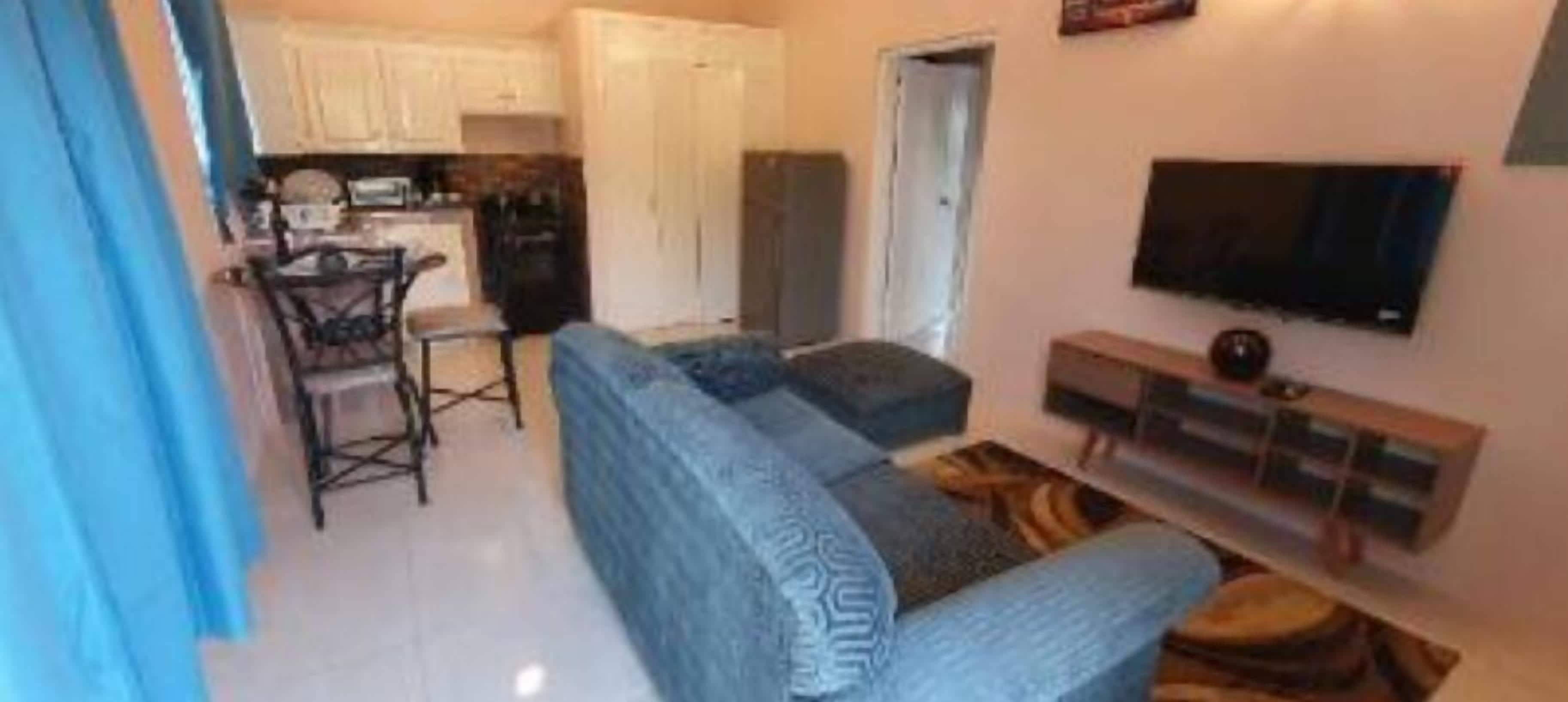 Located In Center Of Ocho Rios, Few Steps From The Beach And Dunn's River Falls. - Ocho Rios