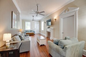 Sweet Caroline - Two Bedroom Spacious Apartment | Sala de estar | Smart TV de 50 polegadas com canais por cabo